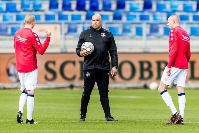 Chima Onyeike laat Willem II-spelers even 'het rood aantikken' tijdens ...