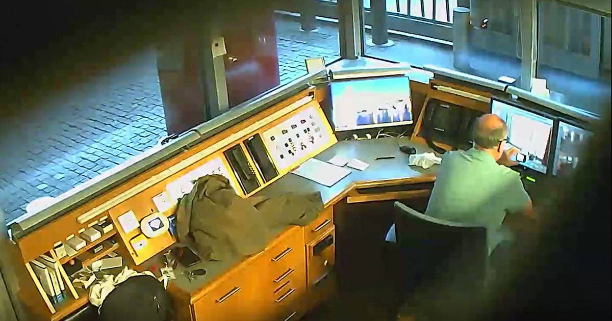 KIJK. Beelden tonen hoe veiligheidsagent in Britse ambassade in Berlijn ...