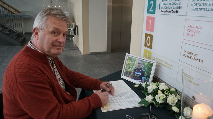 Rouwregister in AC De Zaat voor overleden renner Jan Bogaert | Temse ...