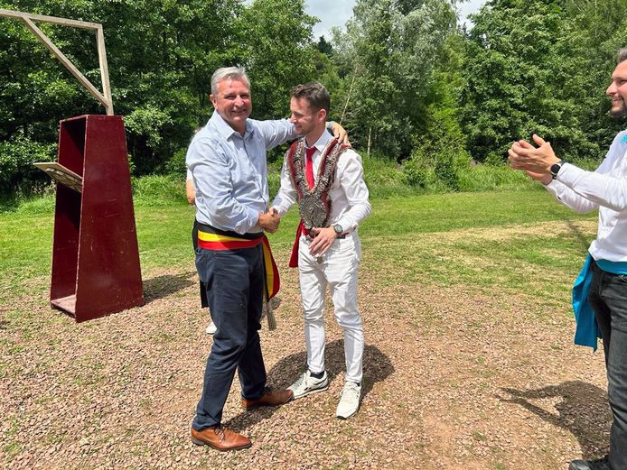Zoon van burgemeester kroont zich tot ‘koning van Leefdaal’ | Bertem ...