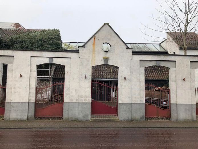 Nieuwe gebedsruimte voor moslims in Salons Tabaksbloem in Wervik ...