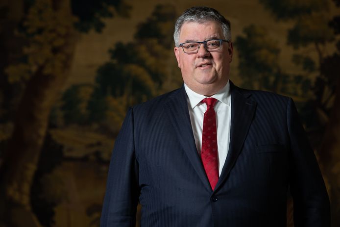 Bruls wil 1,5 meter terug en coronabewijs op werkvloer, FNV zeer ...