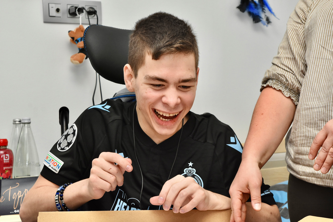 Vlaanderen toont z'n hart: Janis (22) viert laatste verjaardag met 900 ...