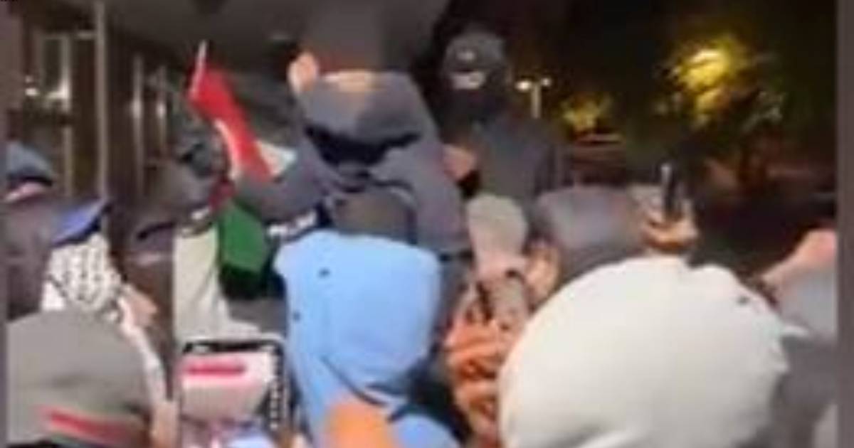 Politie pakt 16 personen op na videoclip waarin kind met wapen zwaait ...