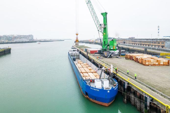 Voor het eerst in 15 jaar meerde opnieuw containerschip aan in ...