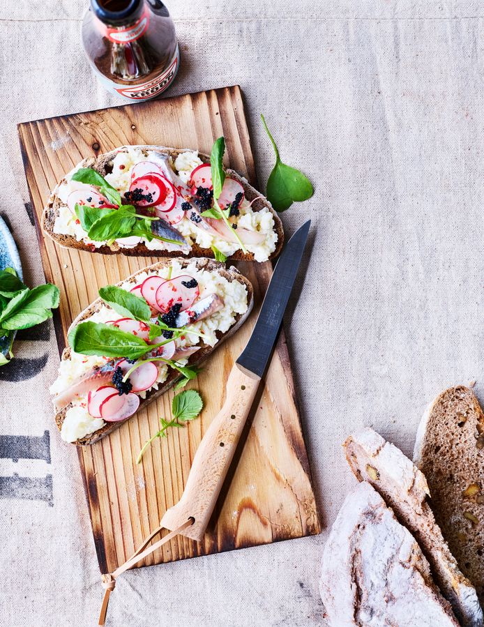 Proef eens sushi van hier, smørrebrød met haring en lokale guacamole ...