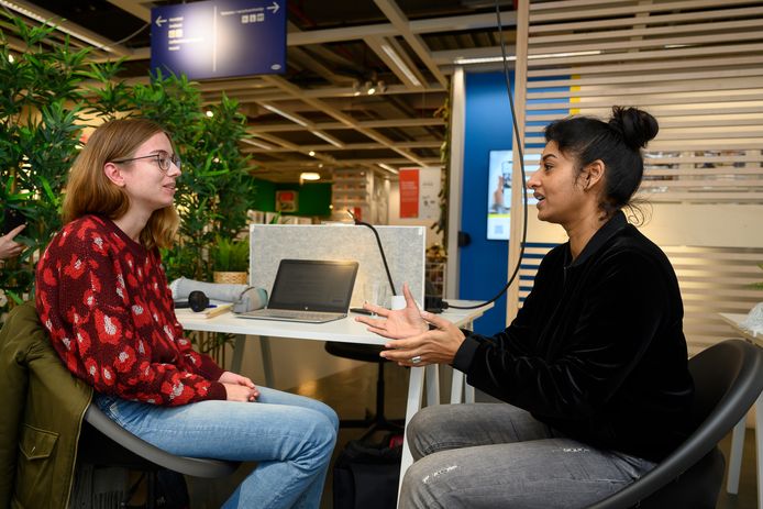 Jinnih Beels bezoekt blokkende studenten in IKEA | Antwerpen | hln.be
