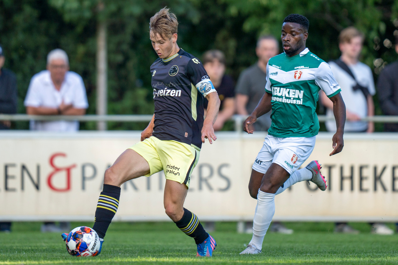 FC Den Bosch speelt eindelijk voor publiek, maar laat zich in slotfase ...