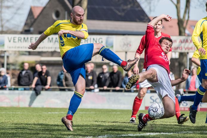 Ex-topscheidsrechter Roelof Luinge fluit finale van de Betuwe Cup ...