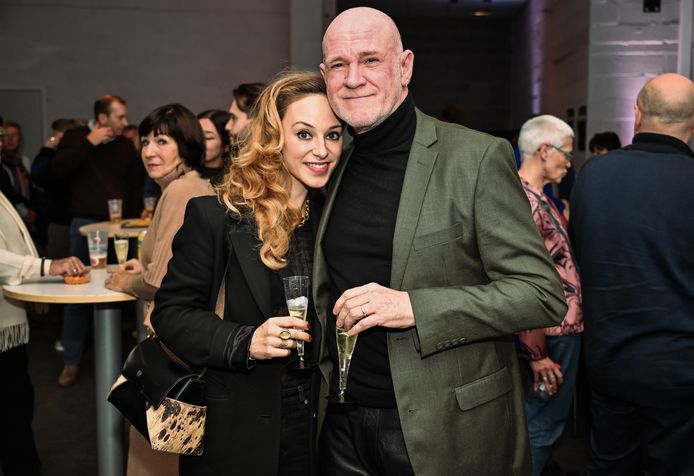 “Mijn 19 jaar jongere vrouw heeft ook recht op haar loopbaan”: waarom ...