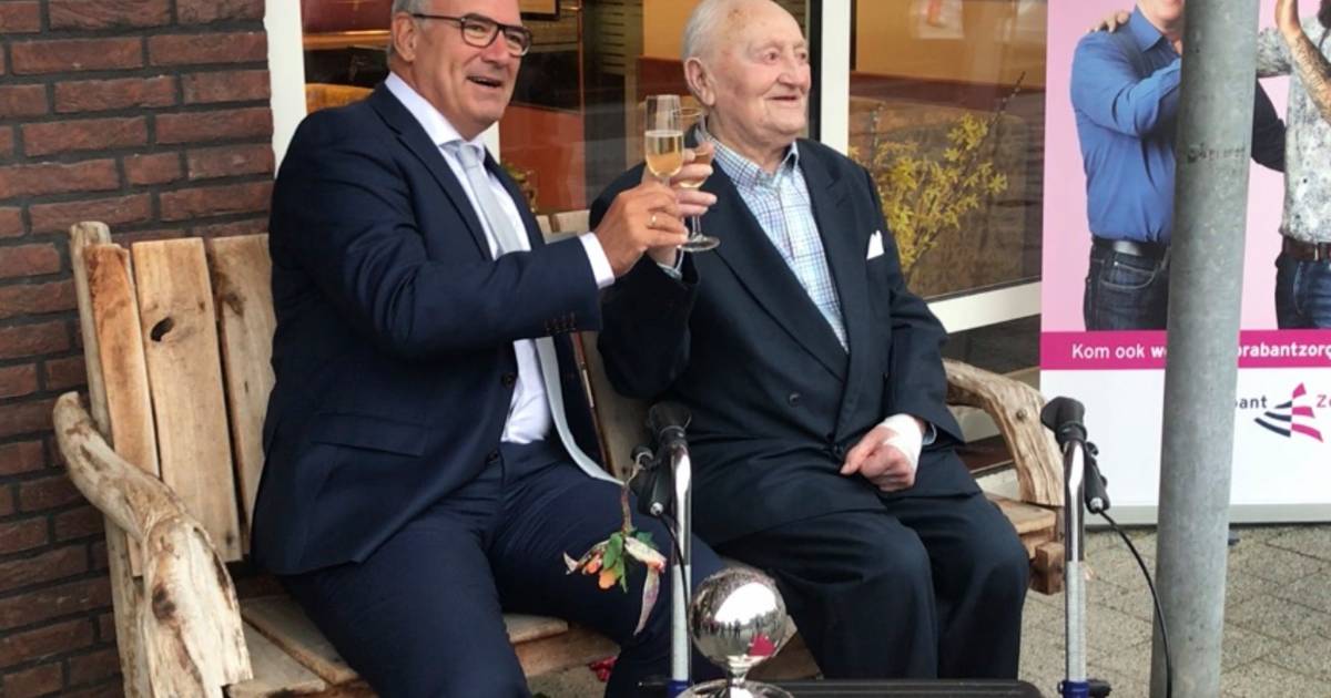Alem heeft z'n eerste 100-jarige: Johan van Mil | Zaltbommel | AD.nl