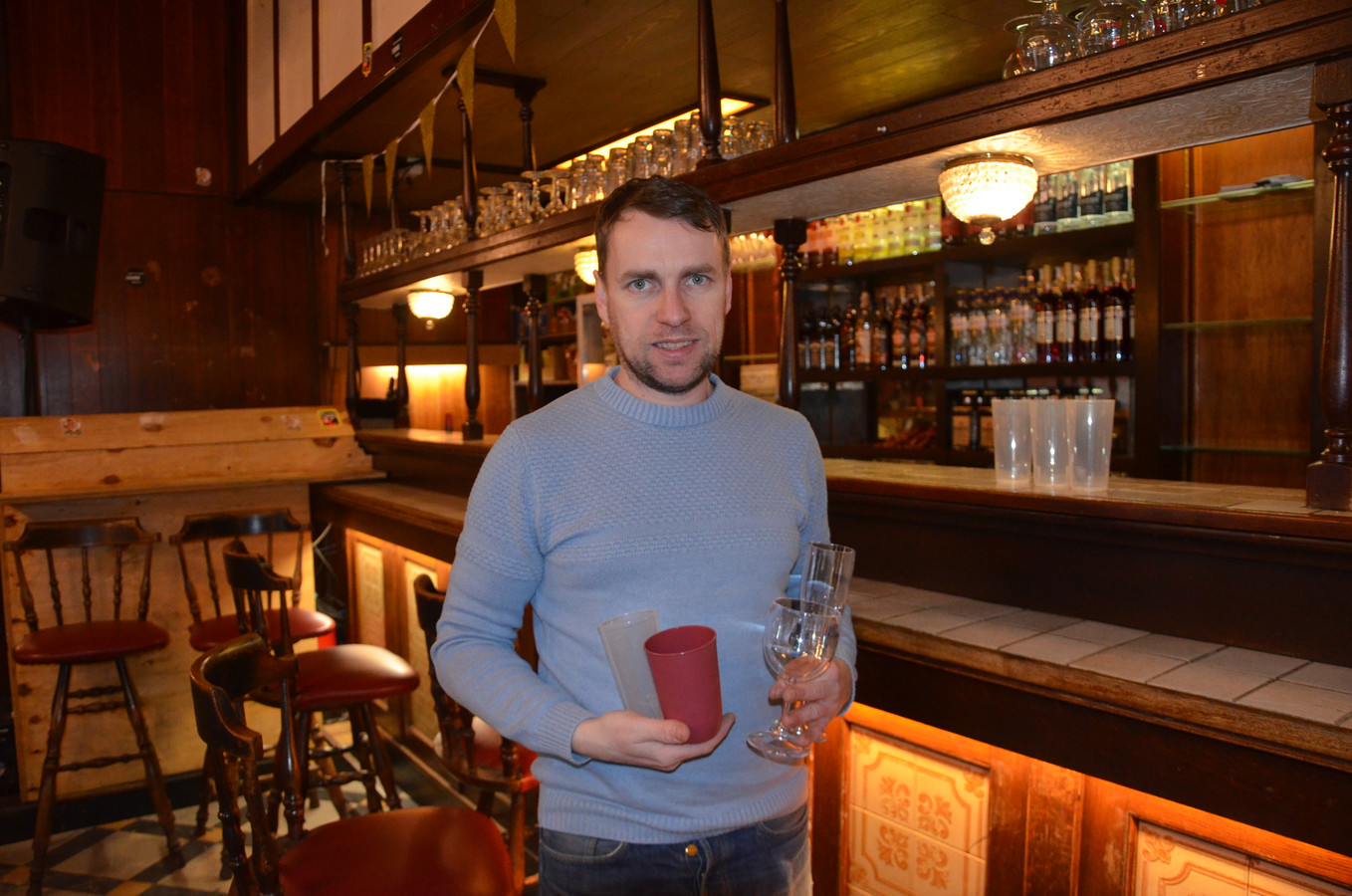 Café-uitbaters verdeeld over nieuw systeem met herbruikbare bekers ...