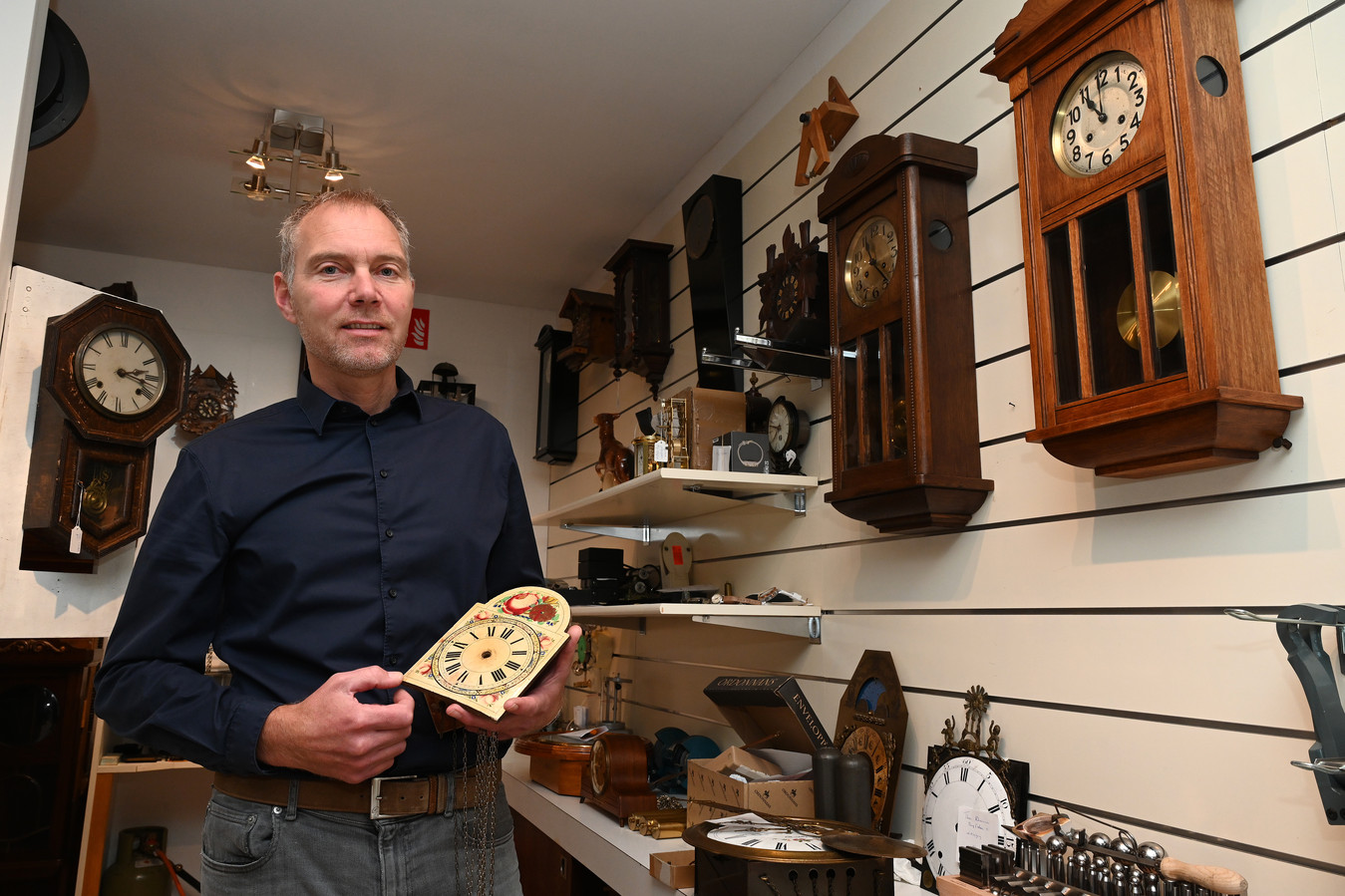 Ralph is klokkenmaker: ‘Mooi om een oude koekoeksklok aan de praat te ...