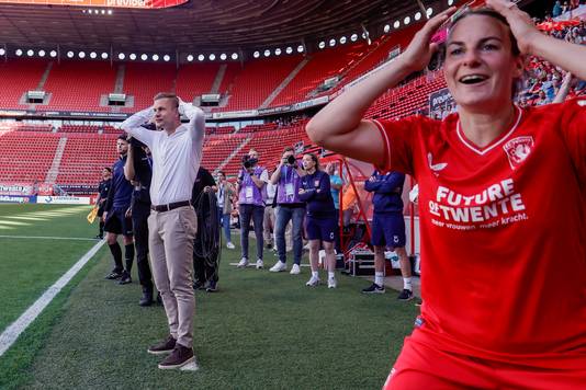 LIVE | FC Twente Vrouwen voor negende keer landskampioen, ploeg heeft kampioensschaal in ...