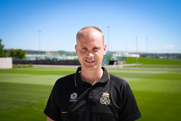 Voormalig Club- en Cercle-middenvelder Tim Smolders opent met ...