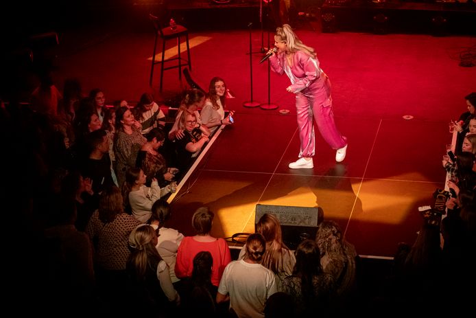 Busladingen vol fans naar eerste eigen show van Senna Willems (18) in ...