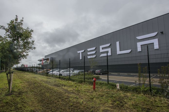Elon Musk en minister Kamp openen tweede fabriek Tesla in Tilburg ...