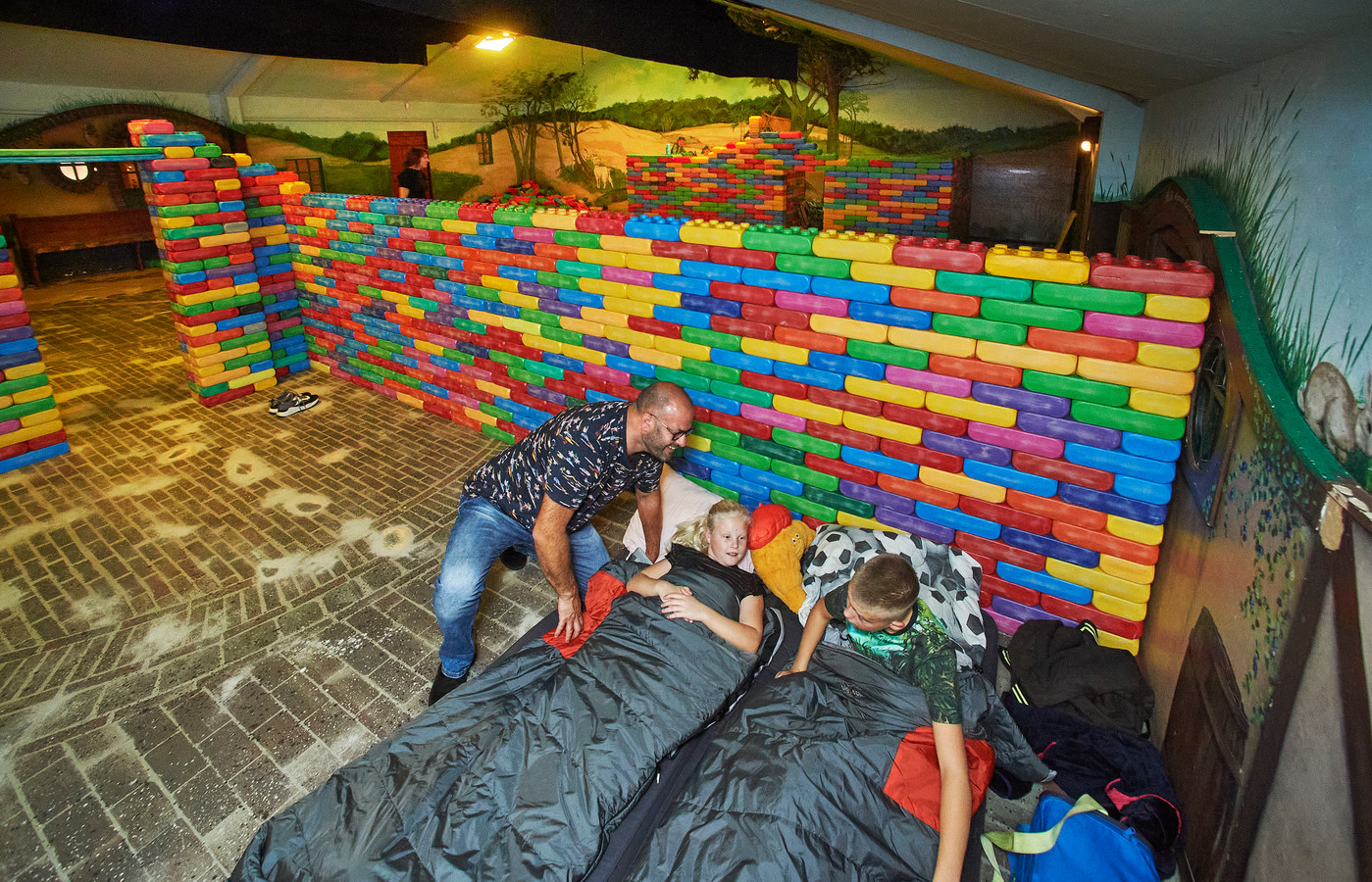 Sjakie in de chocoladefabriek maar dan in Hullie Uden; vijf kinderen ...