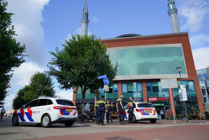 Man laat ‘bompakketje’ achter in moskee, doneert nog wat geld en slaat ...