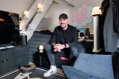 Binnenkijken in de piepkleine studio van Clifford (43): 'Mijn zoons en ...