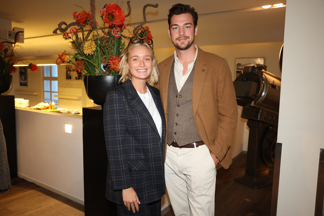 “Ontmoet via Tinder en al jaar ‘in het geheim’ samen”: zoon Jacques ...