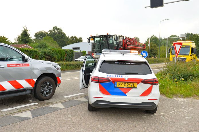 Bestuurster kan niet uitwijken en knalt tegen tractor met sproei ...