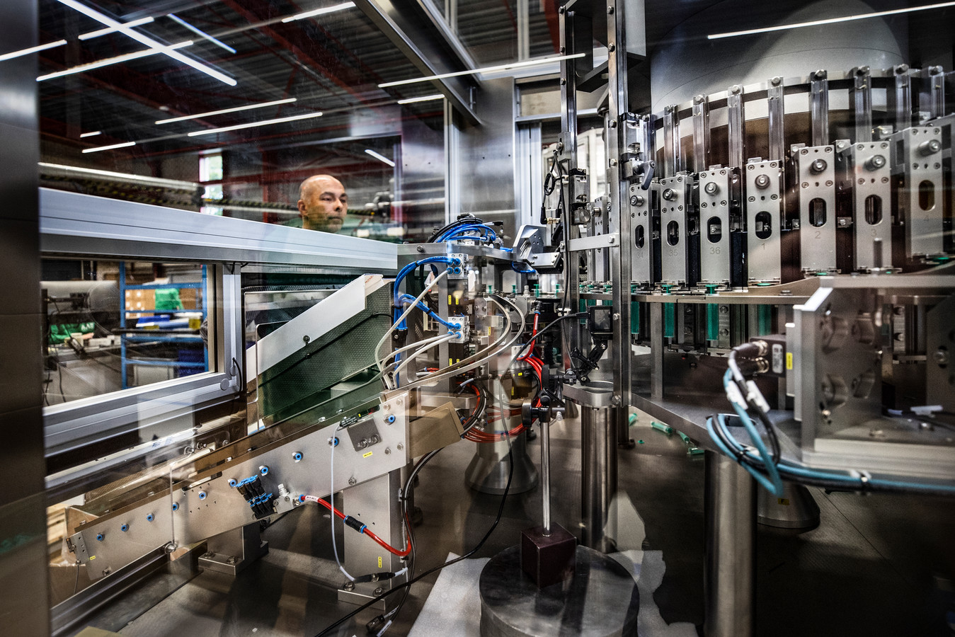 Miljoenen mensen krijgen weer prik met een spuit die in Helmond is ...