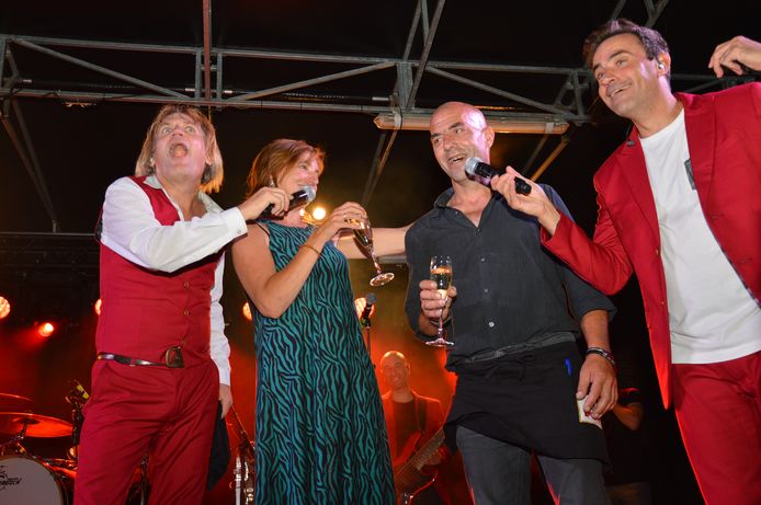 Carla vraagt Rudy ten huwelijk op podium 21 juli-viering in Denderleeuw ...