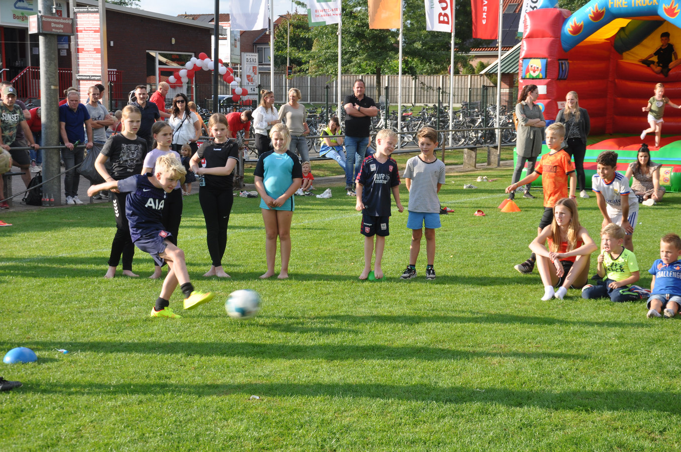 FC Twente All Stars de attractie op DSVD Dag in Deurningen, met Patrick ...