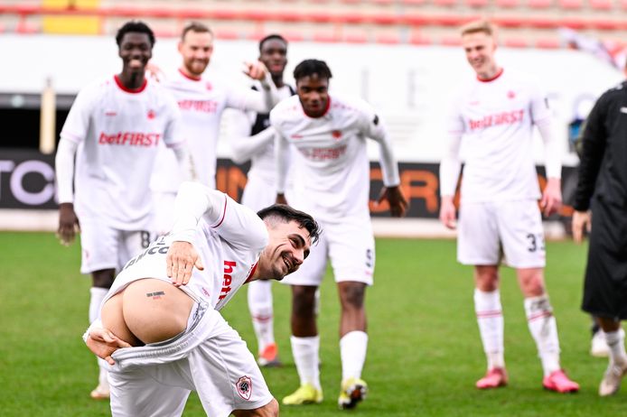 In z'n blote kont voor de meegereisde aanhang: Jelle Bataille showt Antwerp-tattoo na ...