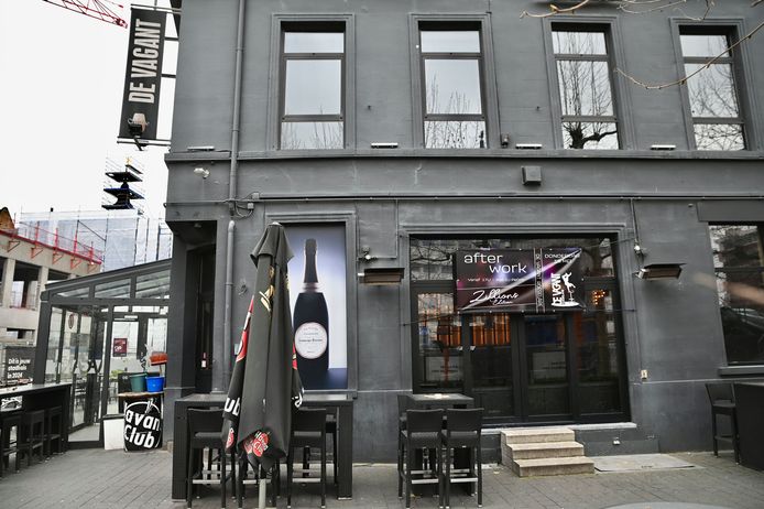 Vrouw breekt schouder tijdens schermutseling op café: man (45) riskeert ...