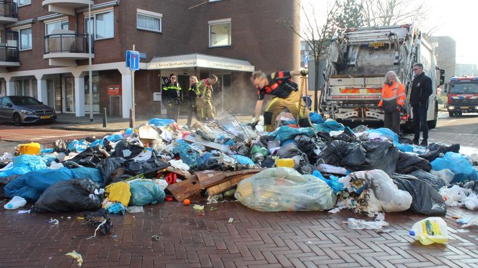 Vuilniswagen dumpt afval op straat na uitbreken brand in de laadruimte | Den Haag | AD.nl