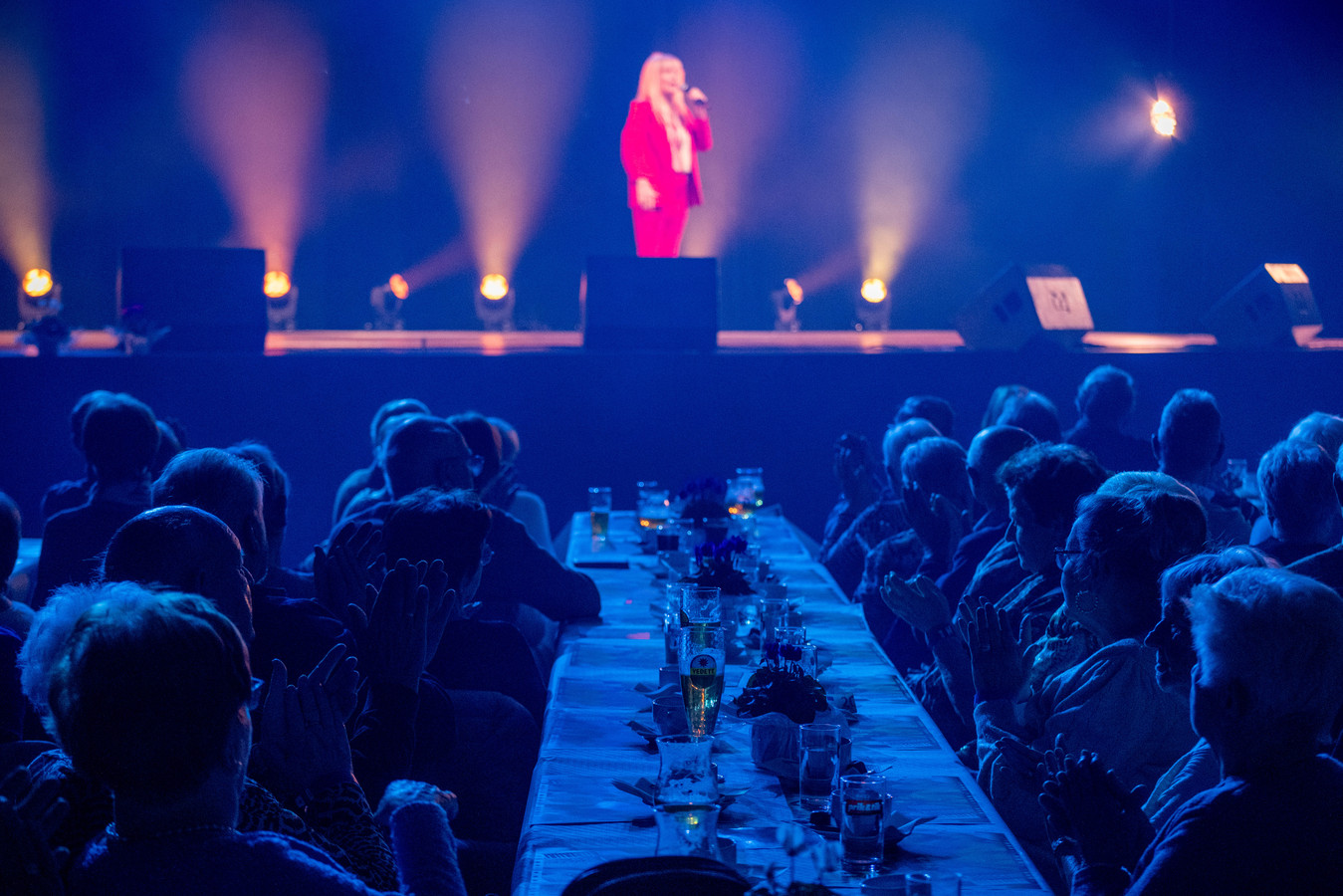 Zestigplussers genieten van muziek en lekkers op Seniorenfeest | Foto ...