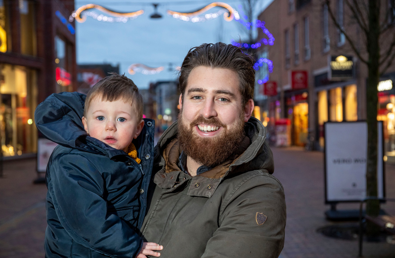 Zoontje wacht met big smile in bed | Foto | gelderlander.nl