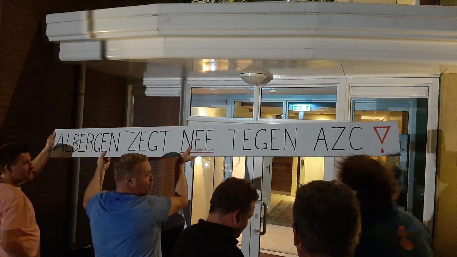 Honderden betogers bij beoogd ‘asielzoekershotel’ in Albergen: ‘Willen ...