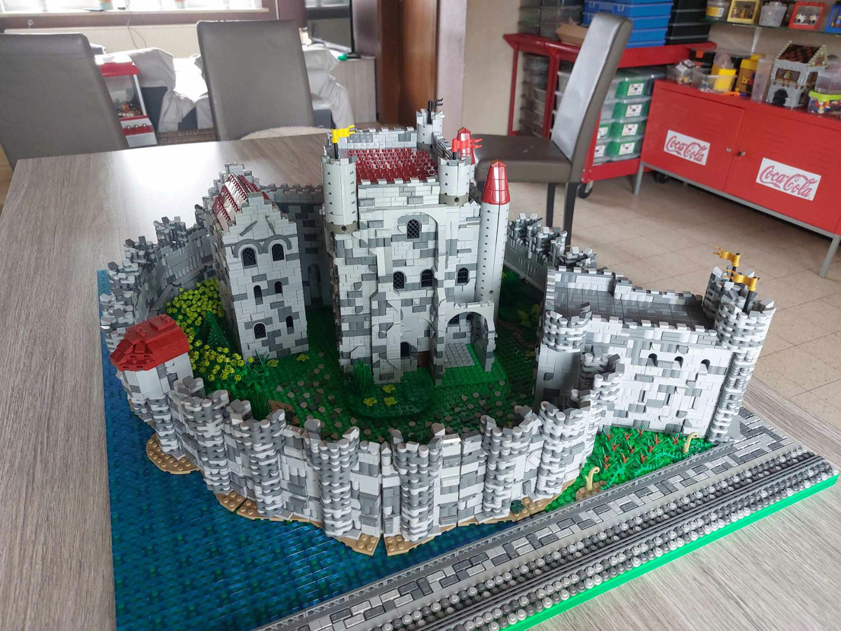 Dirk (51) bouwt Gentse Gravensteen na met 18.000 LEGO-blokjes: “Drie ...