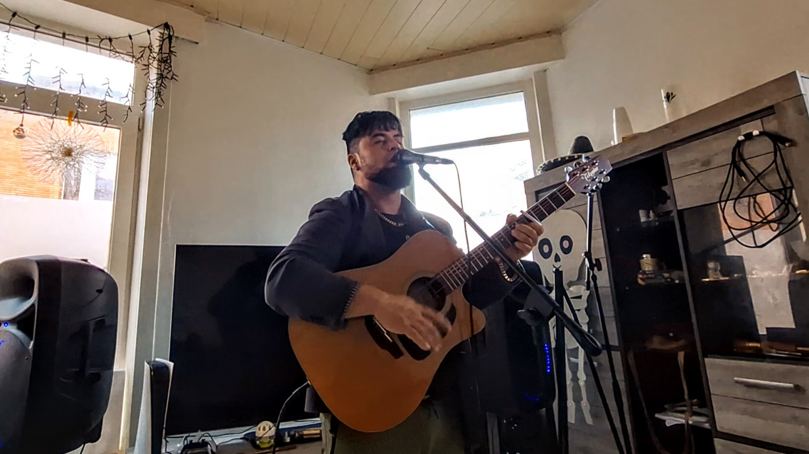 Visser Dylan Van Loo (32) wil ondanks muzikaal succes de zee niet ...