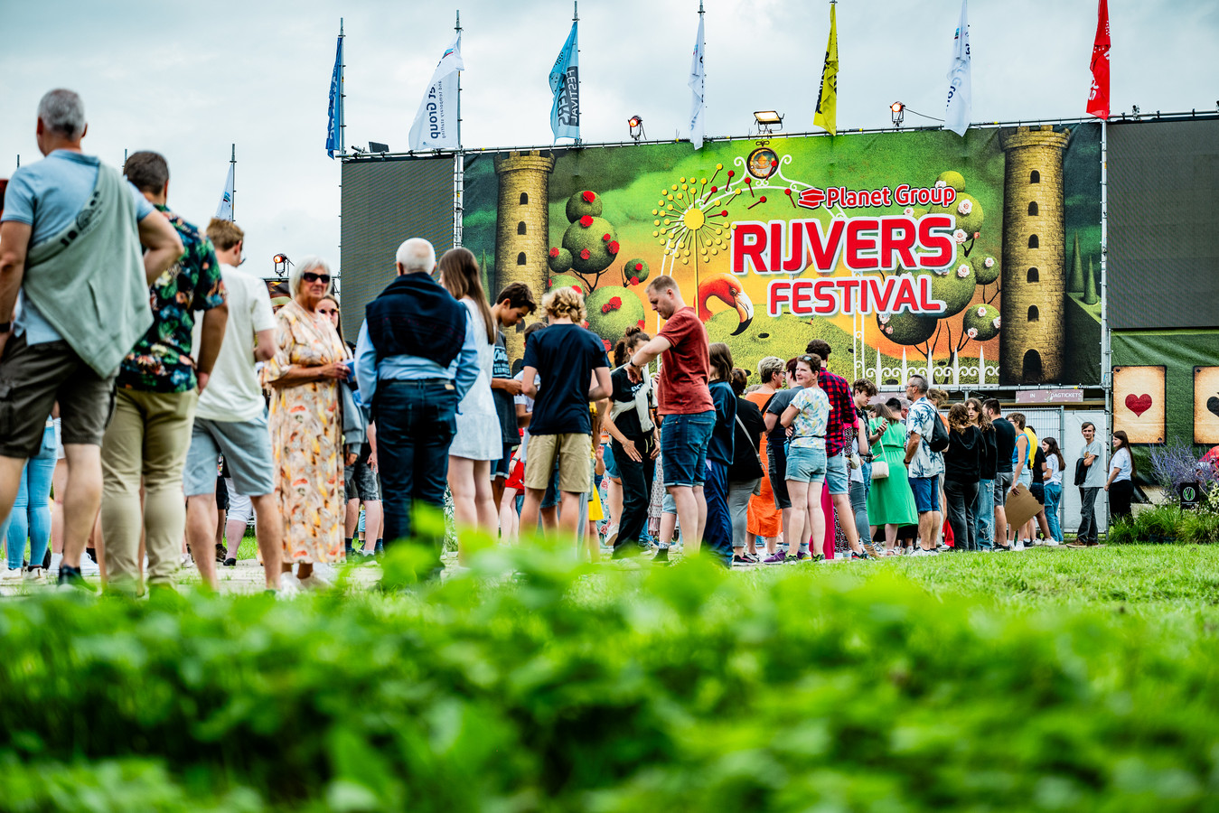 Rijvers Festival opent poorten: tientallen bezoekers schuiven geduldig ...