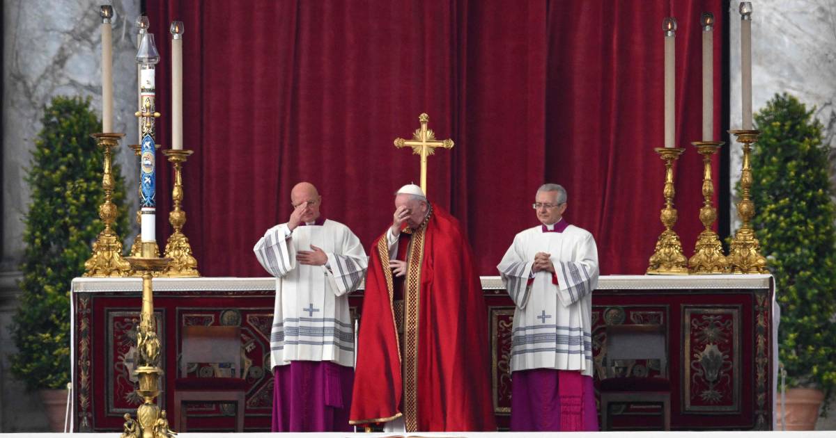 Voor het eerst leidt een paus de uitvaart van zijn voorganger: Benedictus vandaag begraven ...