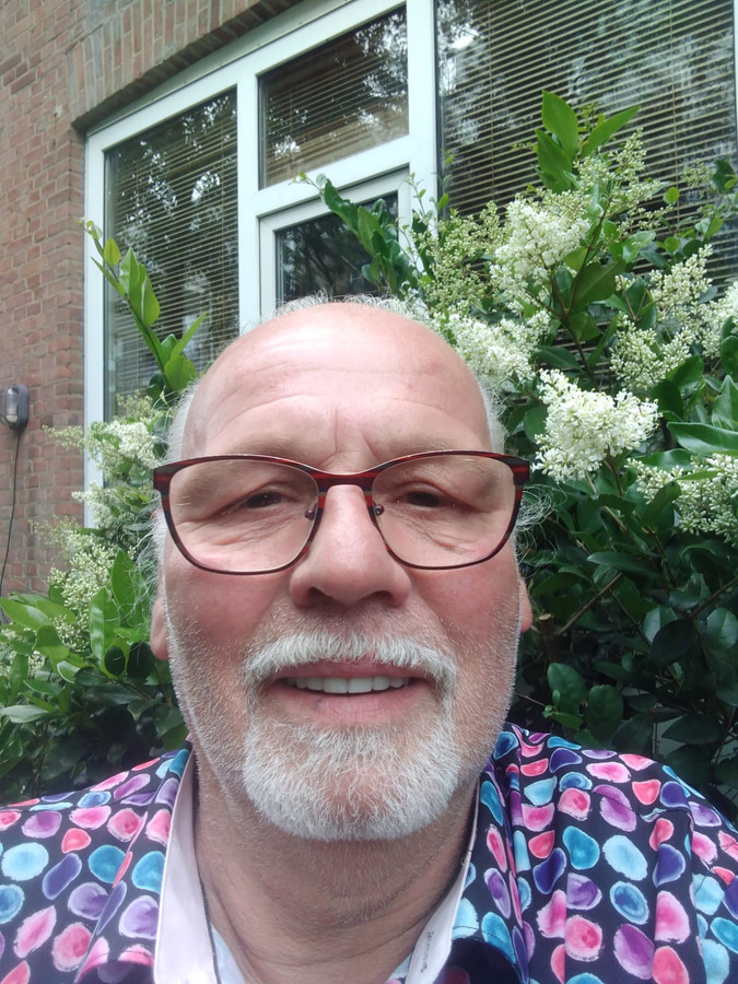 Ron wil iets leuks organiseren voor zijn wijk maar opeens kost dat 12. ...