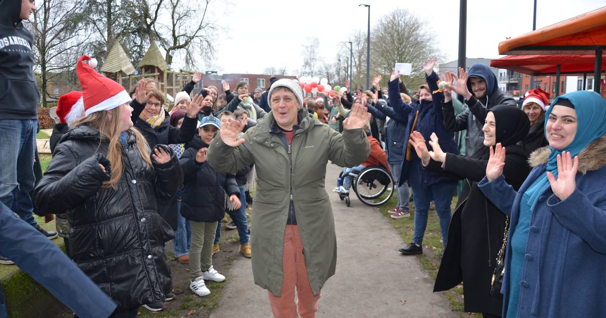 De Hagewinde zwaait pedagogisch directeur Marleen (64) uit met erehaag ...