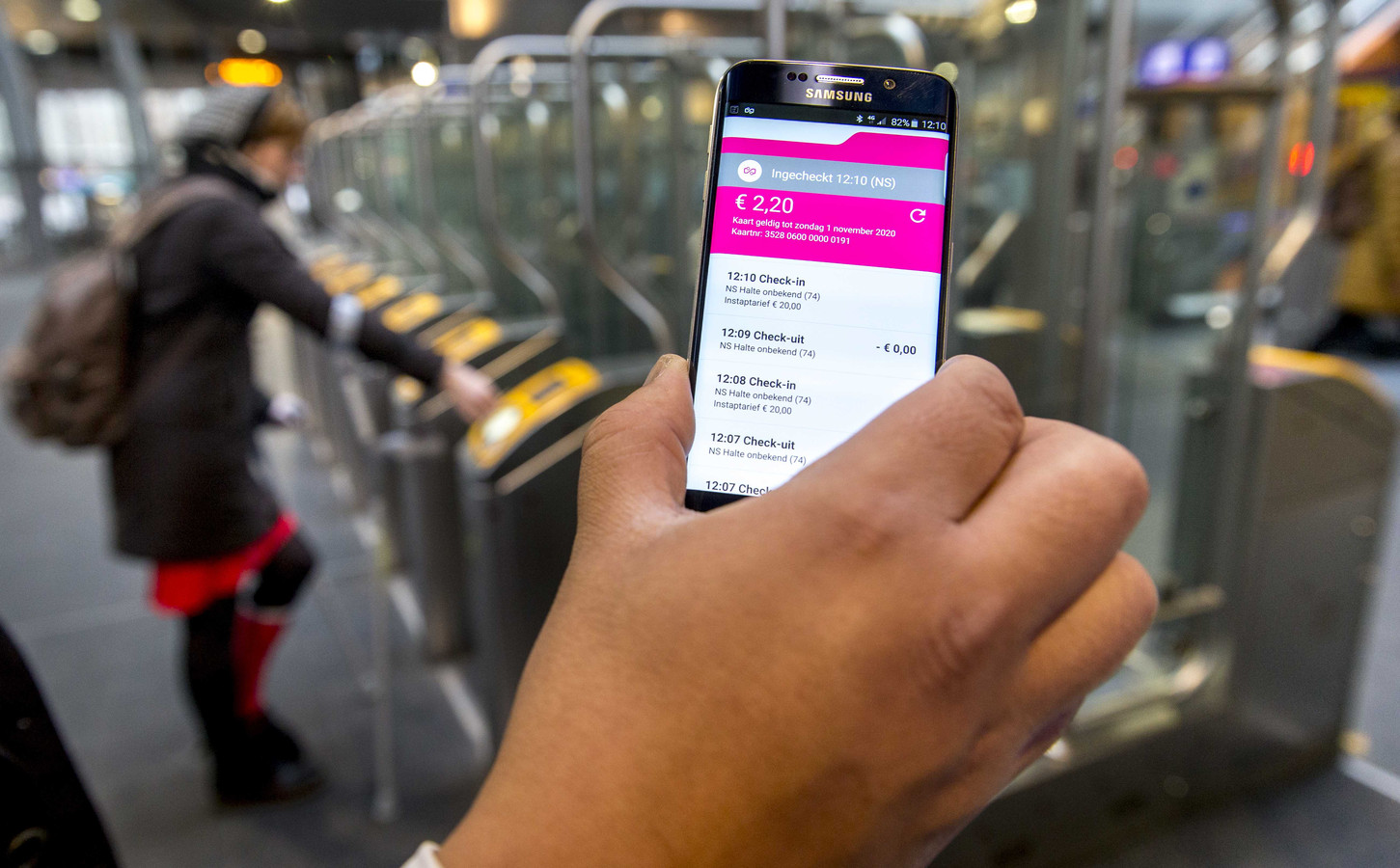 Nieuwe proef ov-chip met mobiel én bankpas snel van start | Foto | AD.nl