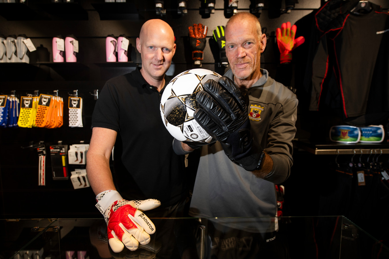Keeper ligt onder een vergrootglas, trainer Louis wil doelmannetjes ...