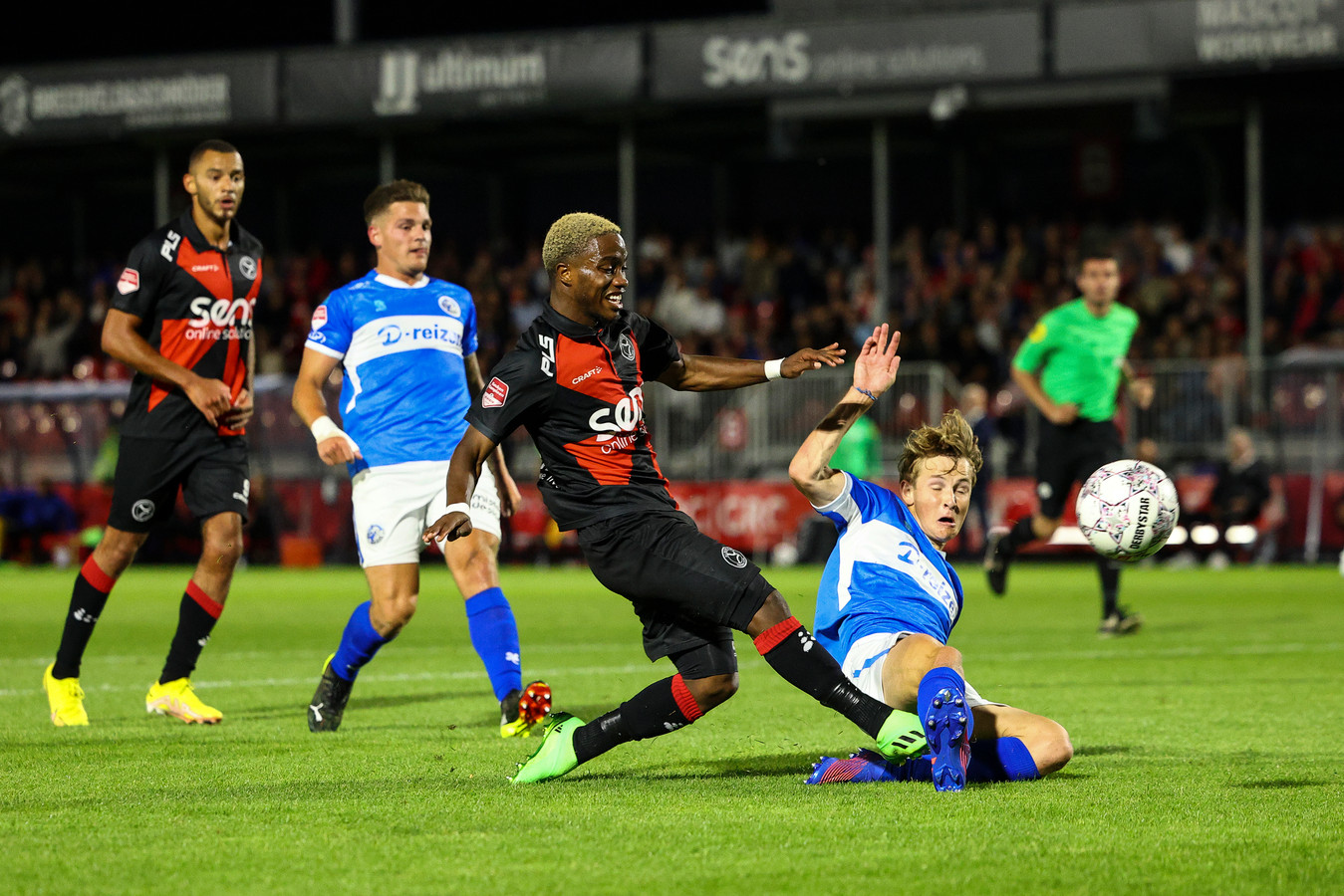Ellendige avond voor FC Den Bosch: ziekte, blessures, rode kaart en ...