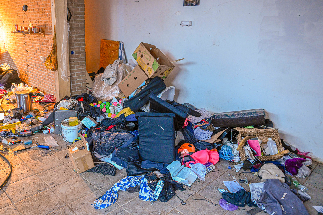 Sven kocht een huis dat werd uitgewoond door krakers: ‘Erger dan een ...