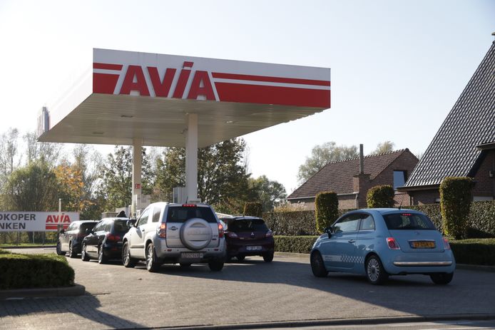 Overrompeling aan goedkoopste tankstation van het land: Avia geeft ...