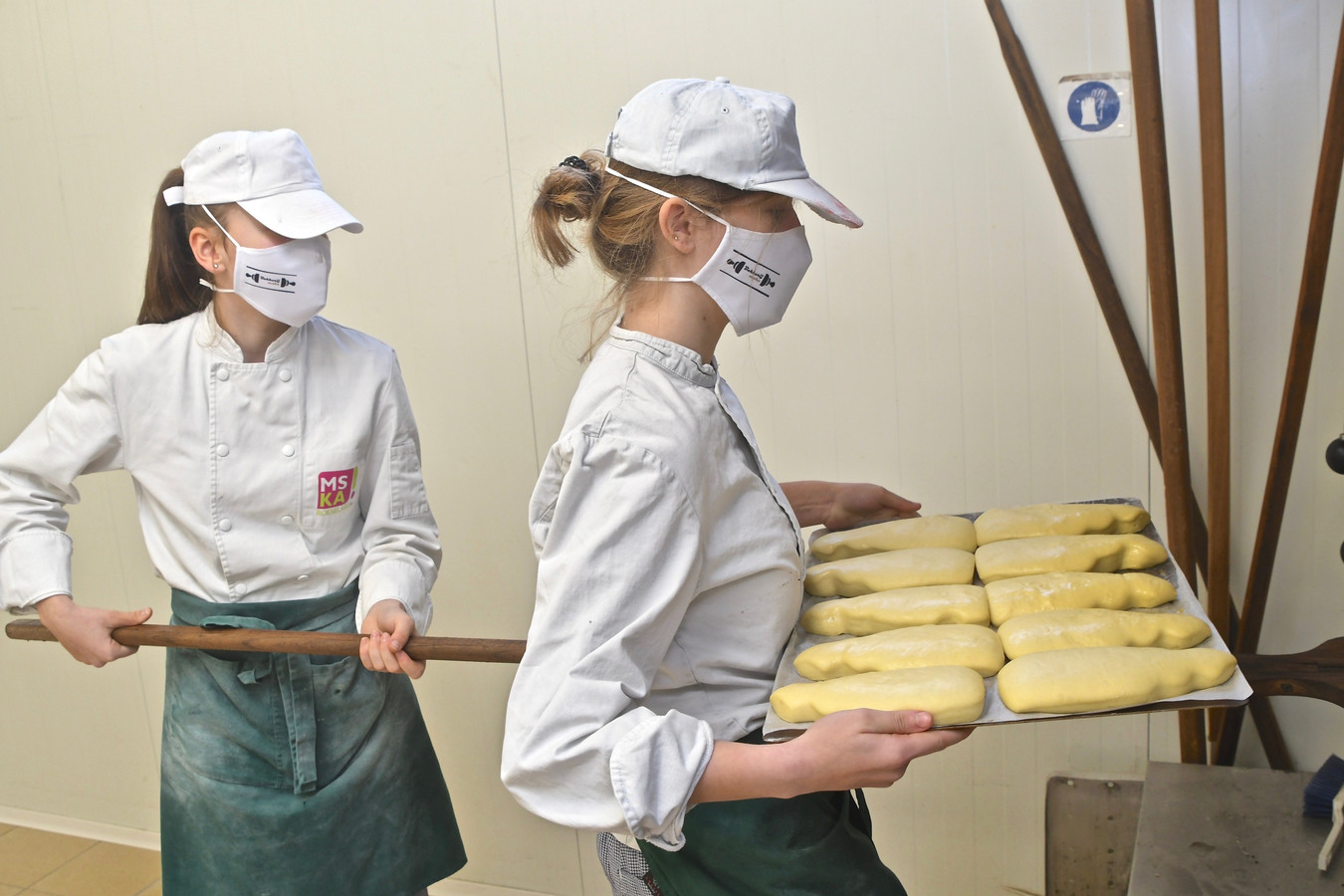 MSKA bakt 1.500 klaaskoeken voor zorgverleners AZ Delta: “Het zijn ...