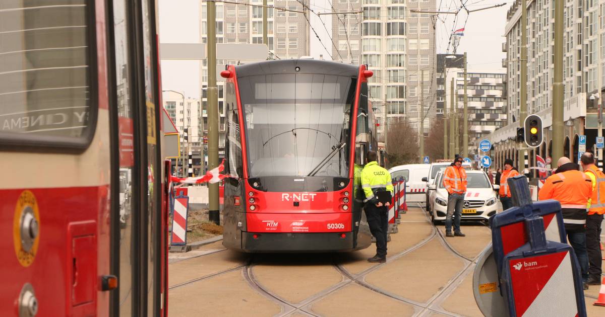 Tram raakt van rails voor Kurhaus in Scheveningen, lijnen 1 en 9 rijden ...