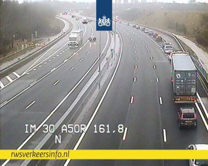 Dode door ernstig ongeluk op A50; personenauto geplet tussen twee vrachtwagens | Binnenland | AD.nl