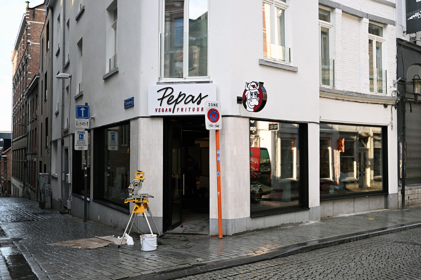 NET OPEN. Pepas Frituur is het eerste veganistische friethuis van het ...